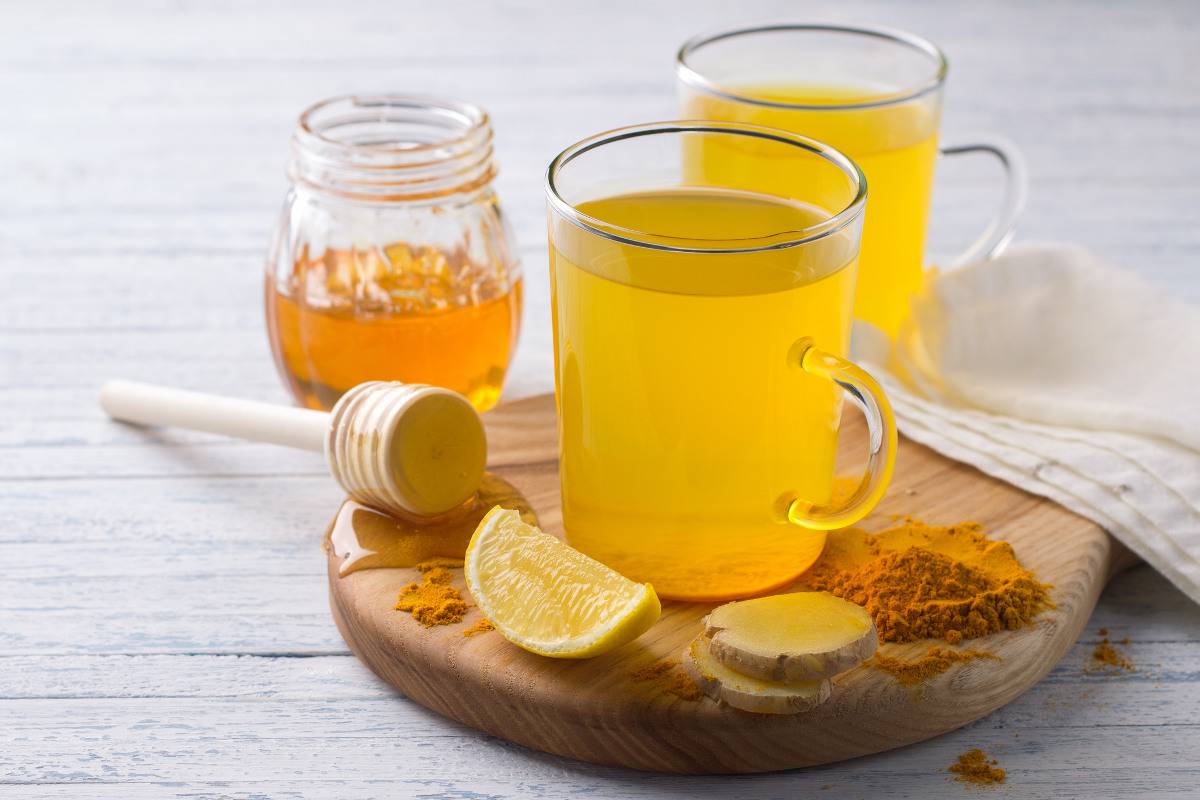 Acqua con limone e curcuma: scopri perché fa bene berla ogni giorno Acqua con limone e curcuma: scopri perché fa bene berla ogni giorno