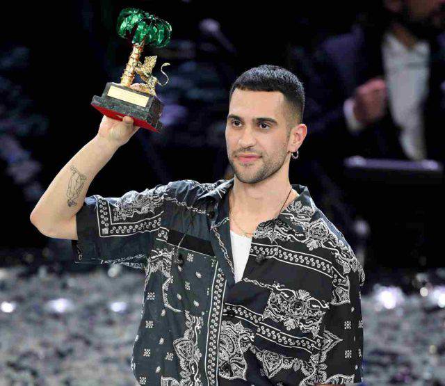 Mahmood torna come super ospite sul palco di Sanremo: i fan in delirio