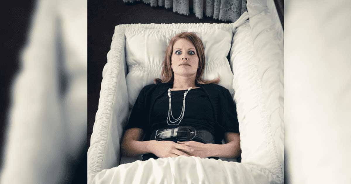 Dichiarata morta, apre gli occhi durante il suo funerale