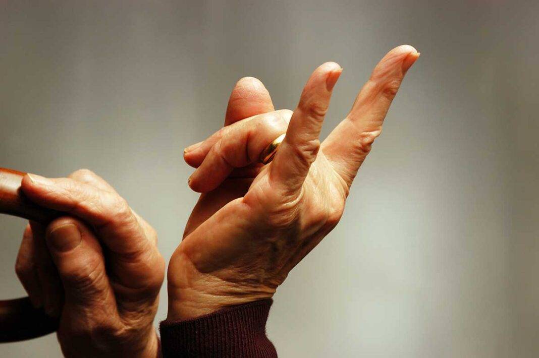 Sai perché chi viene tradito viene definito cornuto?