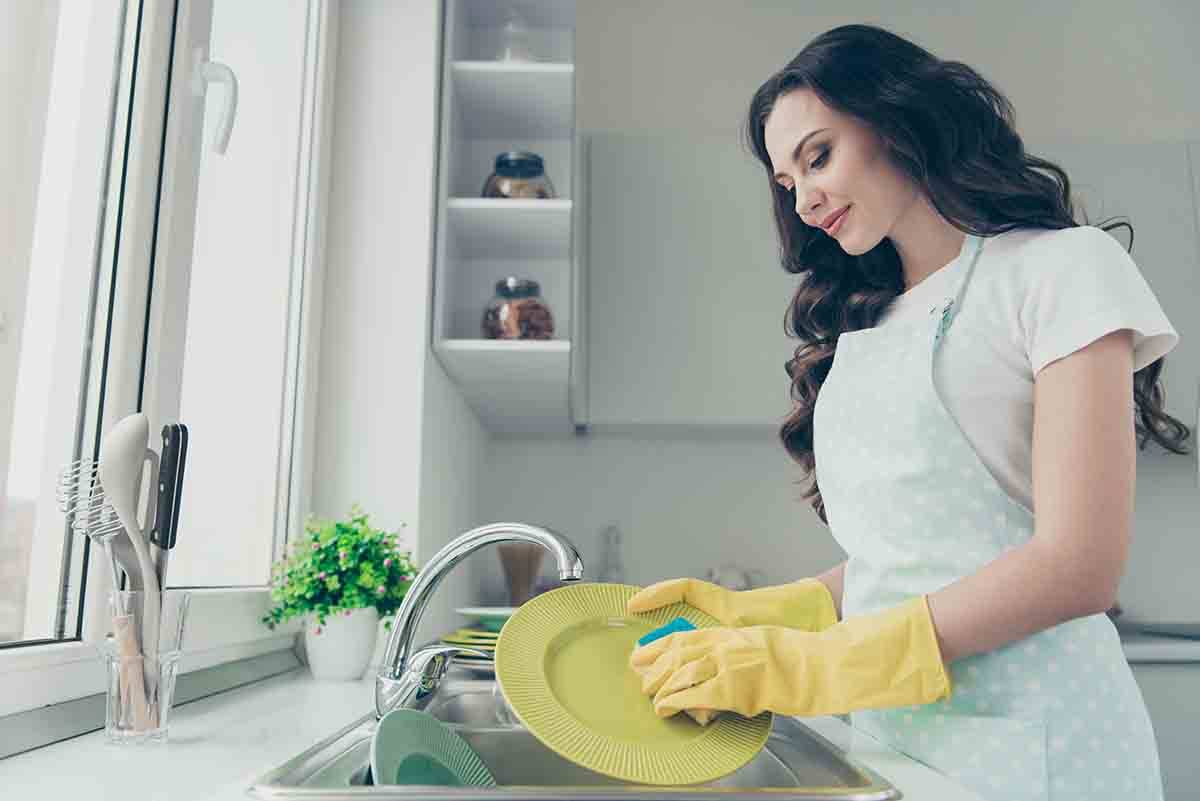 Meglio lavare i piatti con la spugna o con la spazzola? Risponde la scienza