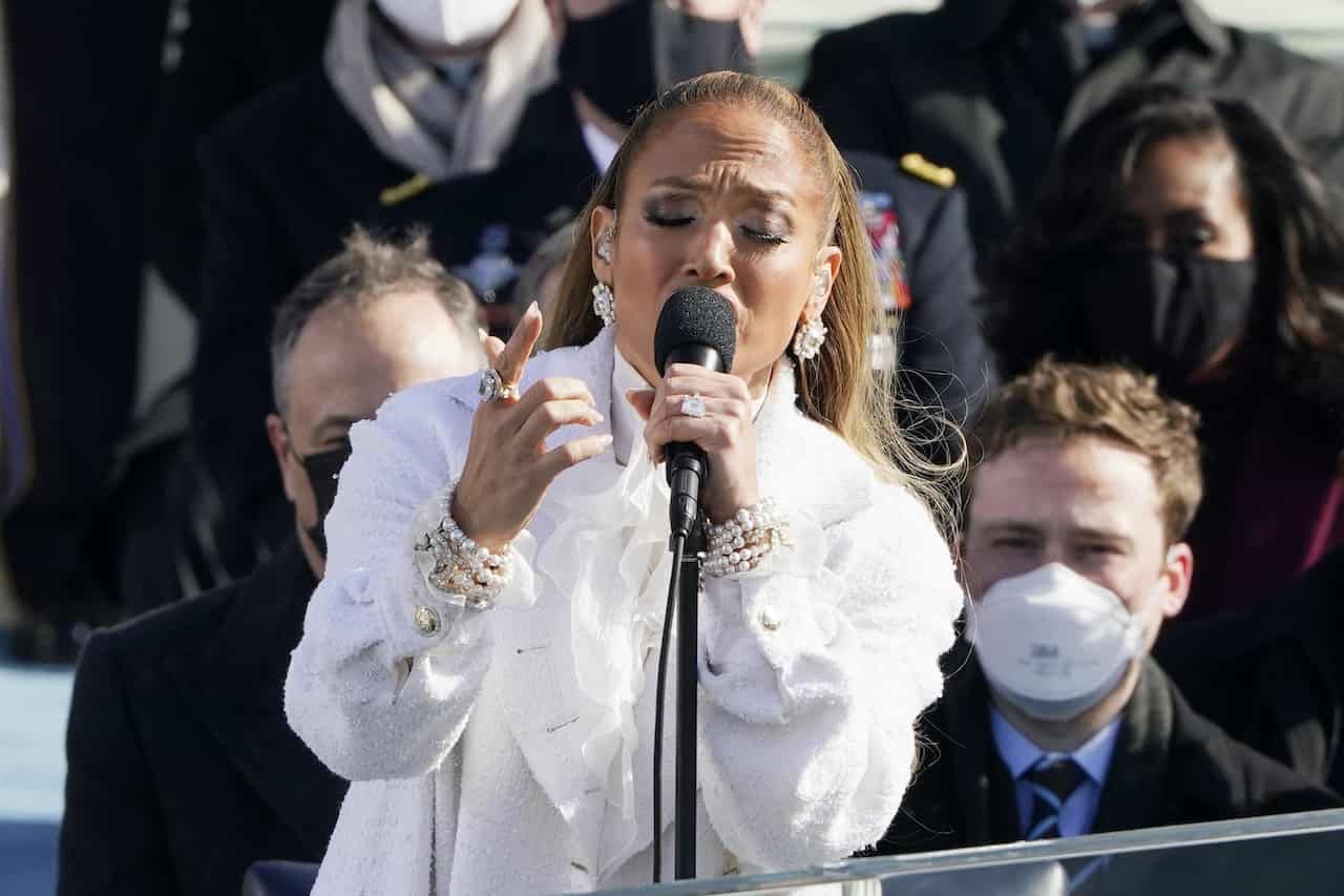 Jennifer Lopez alla Casa Bianca: il look total white sorprende Biden