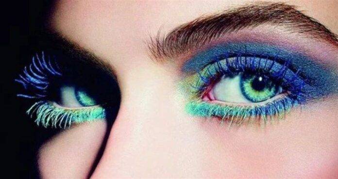 Trucco occhi blu metallizzato: il più sexy da sfoggiare nelle sere d'estate