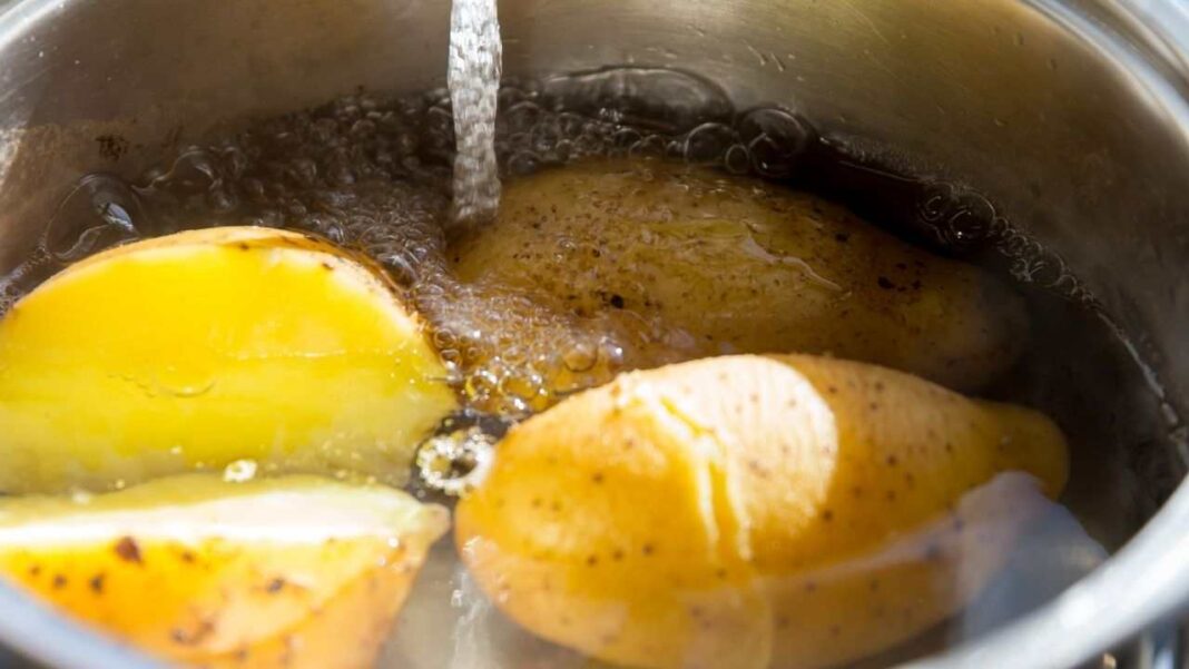 Patate bollite che si sfaldano in cottura: con questi trucchi non ...