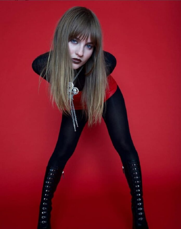 Victoria De Angelis supermodel: look dark e occhi di ghiaccio - CheDonna.it