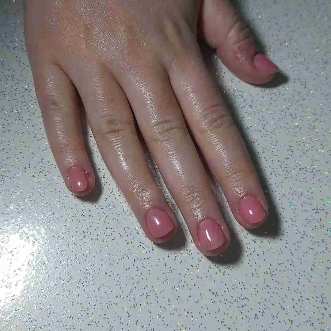 Pensi che le unghie corte non possano prestarsi a manicure glamour ...