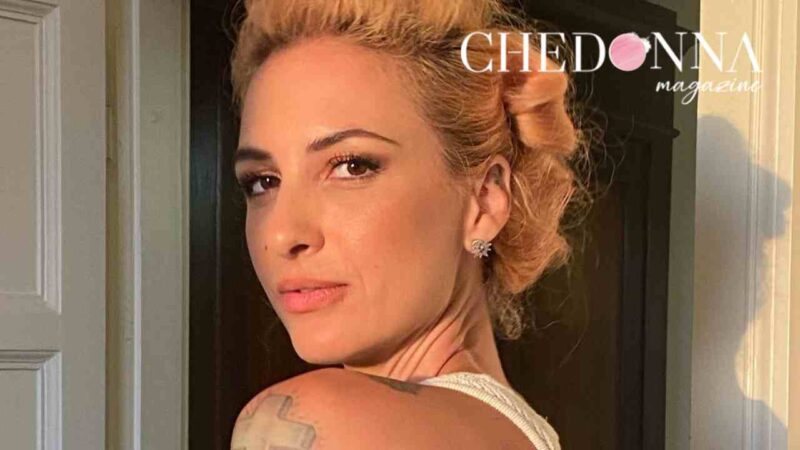 Ema Stokholma senza tatuaggi e senza trucco: bellissima, ma irriconoscibile